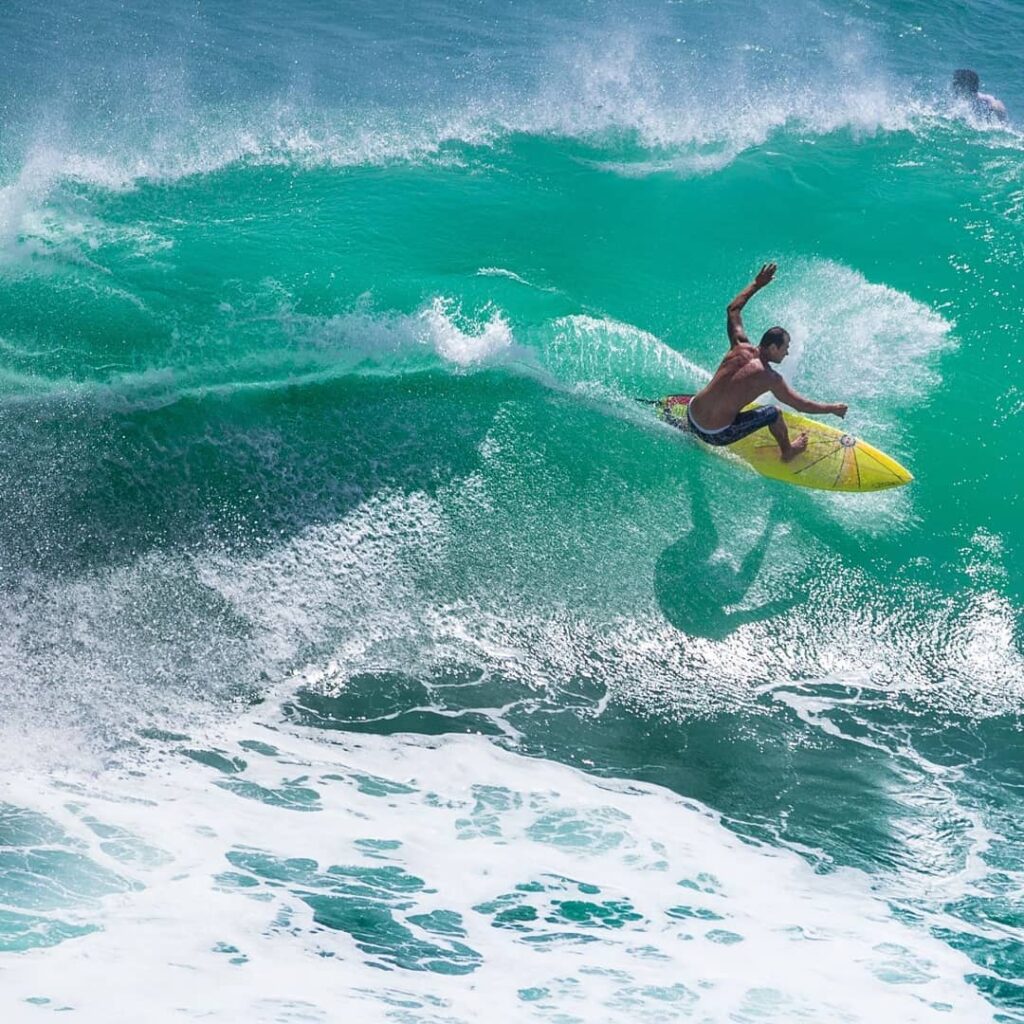 4 Kompetisi Surfing Terkenal di Indonesia yang Menarik Perhatian ...