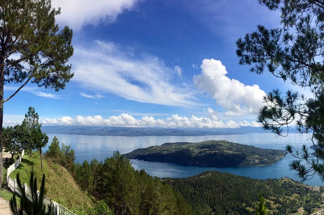 Ingin menikmati hutan pinus dan Kaldera Toba selayaknya pekarangan atau ...